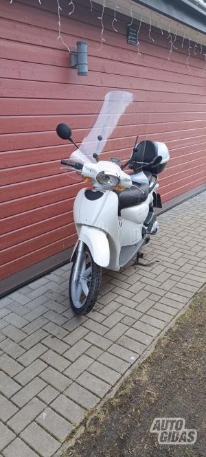 Balts Aprilia Scarabeo 2005 Šauļi, ar dzinēja tilpumu 0.10 L un nobraukumu 27 tūkst. km par 999 €, foto 3 vietnē AUTOMOTO.COM.LV
