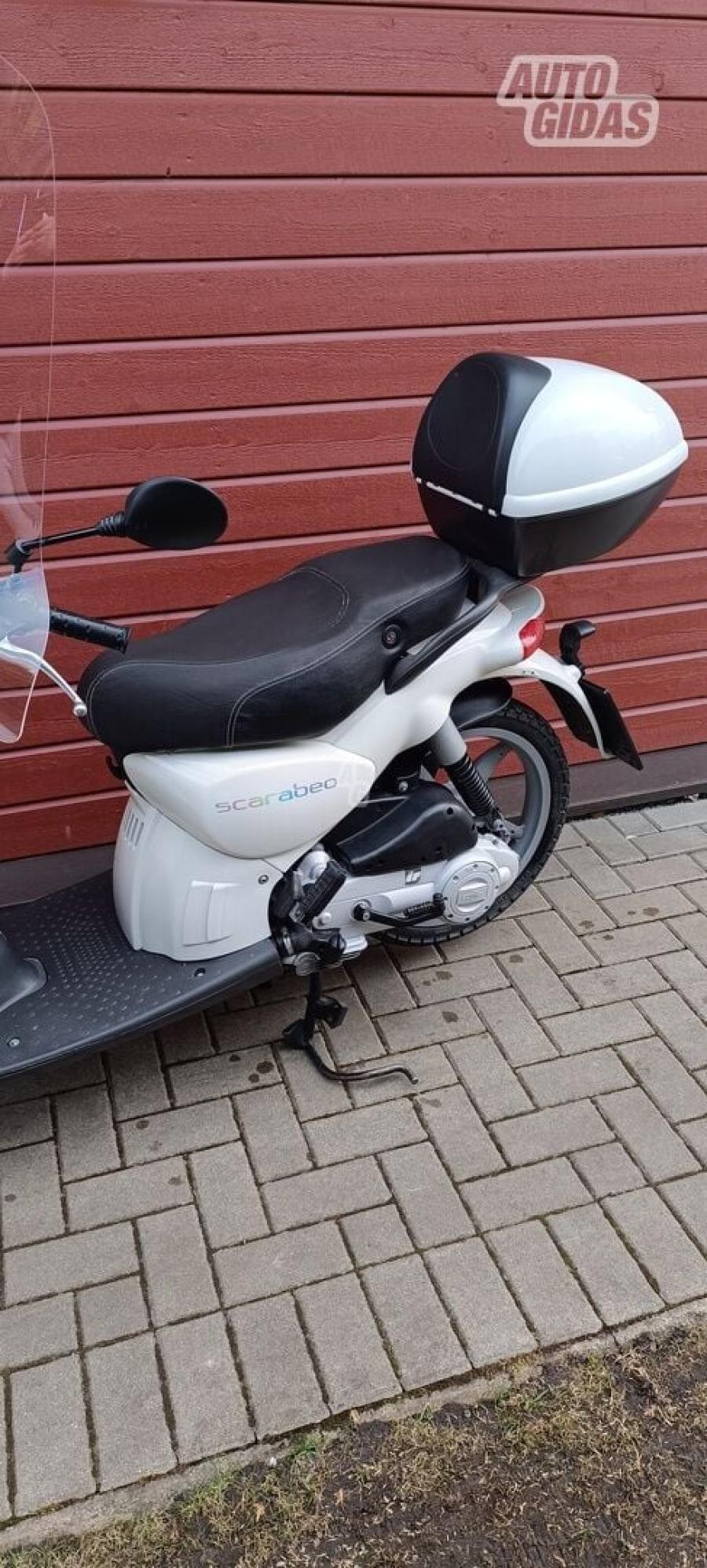 Balts Aprilia Scarabeo 2005 Šauļi, ar dzinēja tilpumu 0.10 L un nobraukumu 27 tūkst. km par 999 €, foto 4 vietnē AUTOMOTO.COM.LV