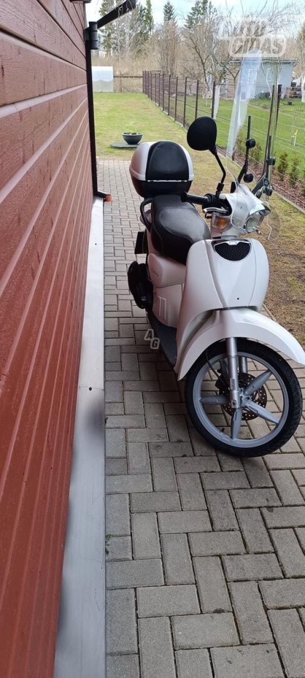 Balts Aprilia Scarabeo 2005 Šauļi, ar dzinēja tilpumu 0.10 L un nobraukumu 27 tūkst. km par 999 €, foto 5 vietnē AUTOMOTO.COM.LV