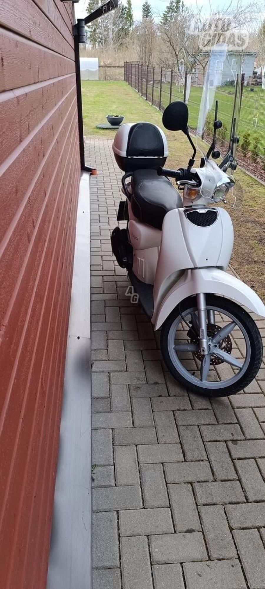 Balts Aprilia Scarabeo 2005 Šauļi, ar dzinēja tilpumu 0.10 L un nobraukumu 27 tūkst. km par 999 €, foto 6 vietnē AUTOMOTO.COM.LV