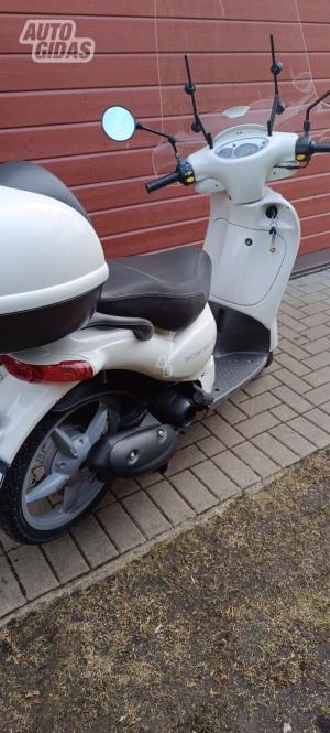 Balts Aprilia Scarabeo 2005 Šauļi, ar dzinēja tilpumu 0.10 L un nobraukumu 27 tūkst. km par 999 €, foto 12 vietnē AUTOMOTO.COM.LV