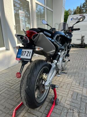 Black Aprilia Shiver 750 2011 in Tallinn, with an engine capacity of 0.75 L and mileage of 14 thousand km for 4750 €, photo 5 on AUTOMOTO.COM.LV