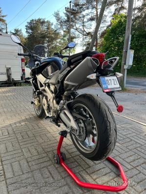 Black Aprilia Shiver 750 2011 in Tallinn, with an engine capacity of 0.75 L and mileage of 14 thousand km for 4750 €, photo 7 on AUTOMOTO.COM.LV