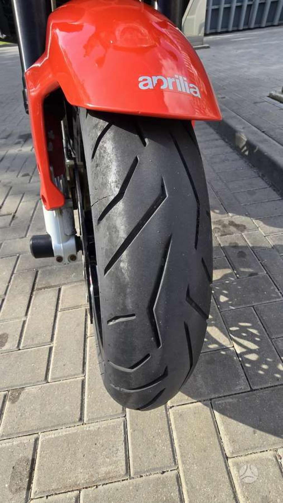 Red Aprilia Shiver 2010 in Vilnius, with an engine capacity of 0.75 L and mileage of 28 thousand km for 3150 €, photo 8 on AUTOMOTO.COM.LV