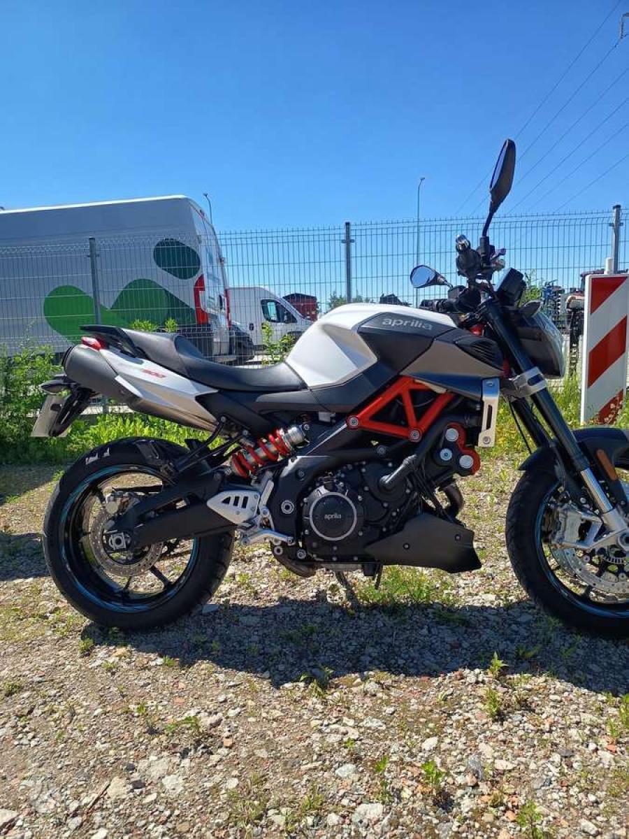 Balts Aprilia Shiver 2018 Kauņa, ar dzinēja tilpumu 0.90 L un nobraukumu 48 tūkst. km par 4800 €, foto 3 vietnē AUTOMOTO.COM.LV