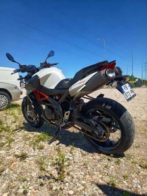 Balts Aprilia Shiver 2018 Kauņa, ar dzinēja tilpumu 0.90 L un nobraukumu 48 tūkst. km par 4800 €, foto 17 vietnē AUTOMOTO.COM.LV