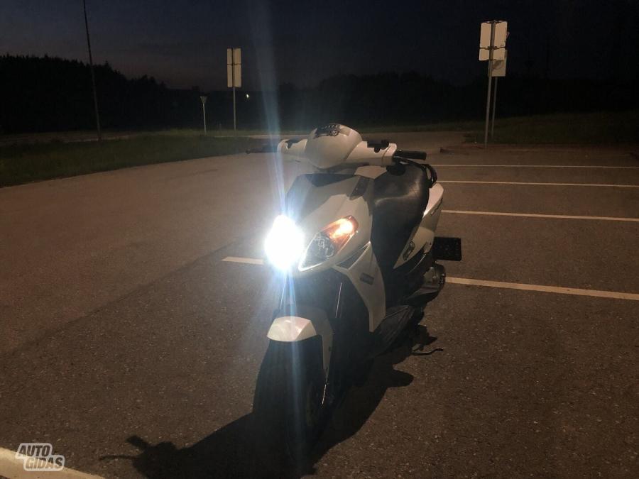 Balts Aprilia Sport City 2012 Viļņa, ar dzinēja tilpumu 0.05 L un nobraukumu 18 tūkst. km par 1400 €, foto 4 vietnē AUTOMOTO.COM.LV