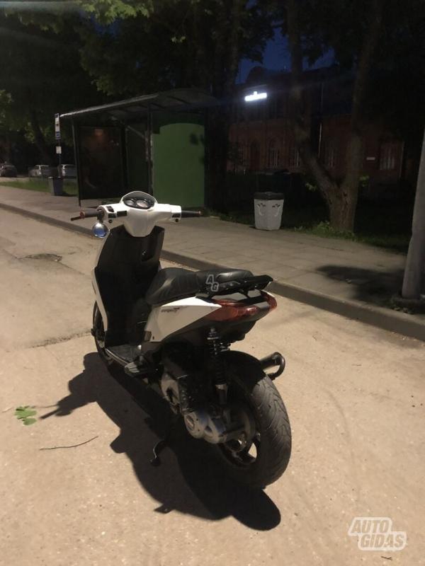 Balts Aprilia Sport City 2012 Viļņa, ar dzinēja tilpumu 0.05 L un nobraukumu 18 tūkst. km par 1400 €, foto 6 vietnē AUTOMOTO.COM.LV
