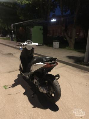 Balts Aprilia Sport City 2012 Viļņa, ar dzinēja tilpumu 0.05 L un nobraukumu 18 tūkst. km par 1400 €, foto 7 vietnē AUTOMOTO.COM.LV