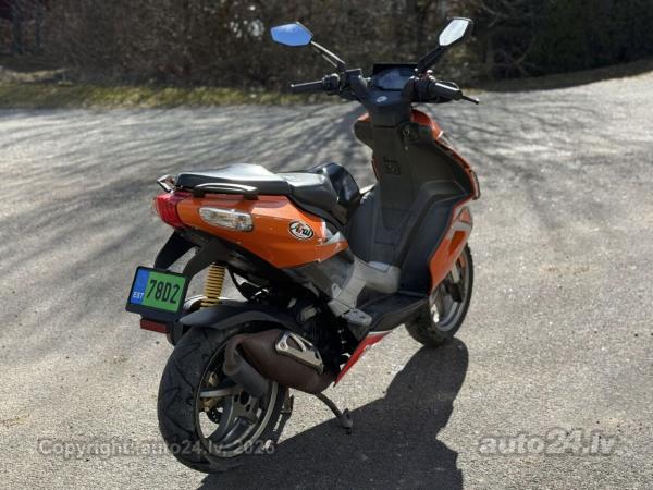 Melns Aprilia SR 50R 2008 Veru, ar dzinēja tilpumu 50.00 L un nobraukumu 12 tūkst. km par 750 €, foto 3 vietnē AUTOMOTO.COM.LV