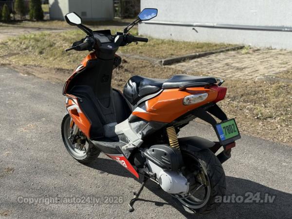 Melns Aprilia SR 50R 2008 Veru, ar dzinēja tilpumu 50.00 L un nobraukumu 12 tūkst. km par 750 €, foto 4 vietnē AUTOMOTO.COM.LV