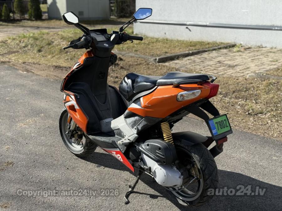 Melns Aprilia SR 50R 2008 Veru, ar dzinēja tilpumu 50.00 L un nobraukumu 12 tūkst. km par 750 €, foto 4 vietnē AUTOMOTO.COM.LV