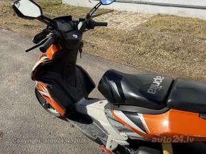 Melns Aprilia SR 50R 2008 Veru, ar dzinēja tilpumu 50.00 L un nobraukumu 12 tūkst. km par 750 €, foto 5 vietnē AUTOMOTO.COM.LV