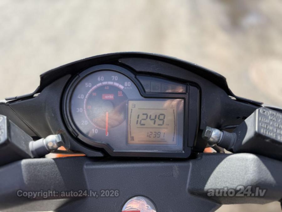 Melns Aprilia SR 50R 2008 Veru, ar dzinēja tilpumu 50.00 L un nobraukumu 12 tūkst. km par 750 €, foto 7 vietnē AUTOMOTO.COM.LV