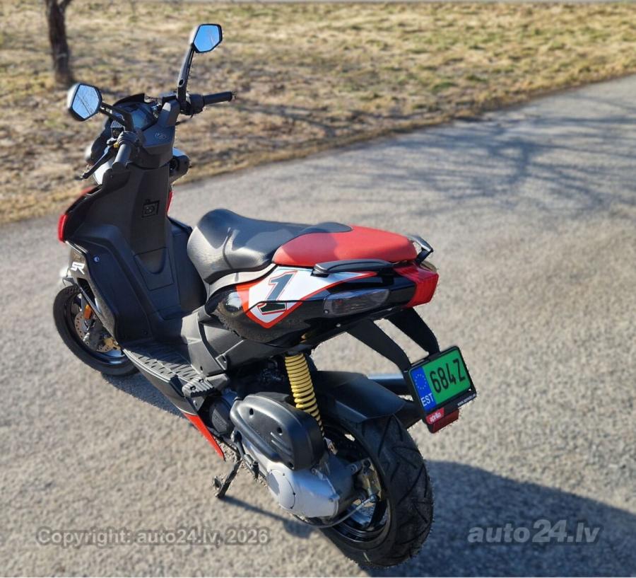 Black Aprilia SR 50R 2014 in Saku, with an engine capacity of 49.00 L and mileage of 6 thousand km for 2500 €, photo 4 on AUTOMOTO.COM.LV