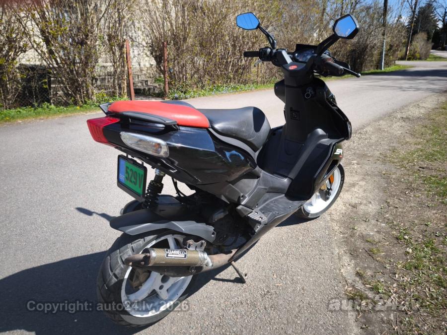 Черный Априлия SR 50R 2014 в Таллин, объемом двигателя 49.00 л и пробегом 29 тыс. км за 1500 €, фото 4 на AUTOMOTO.COM.LV