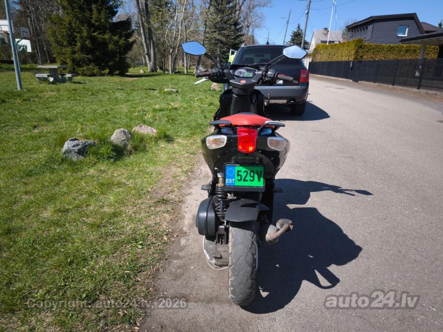 Черный Априлия SR 50R 2014 в Таллин, объемом двигателя 49.00 л и пробегом 29 тыс. км за 1500 €, фото 5 на AUTOMOTO.COM.LV
