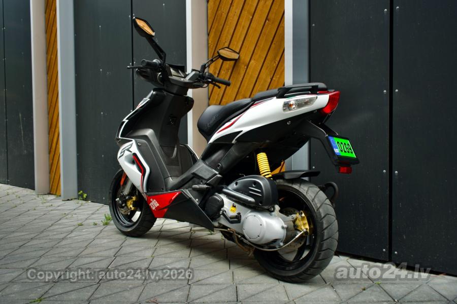 Черный Априлия SR 50R 2015 в Таллин, объемом двигателя 50.00 л и пробегом 15 тыс. км за 2990 €, фото 4 на AUTOMOTO.COM.LV
