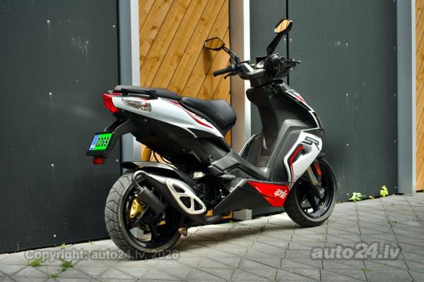 Black Aprilia SR 50R 2015 in Tallinn, with an engine capacity of 50.00 L and mileage of 15 thousand km for 2990 €, photo 6 on AUTOMOTO.COM.LV