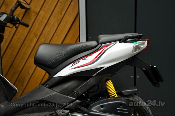 Black Aprilia SR 50R 2015 in Tallinn, with an engine capacity of 50.00 L and mileage of 15 thousand km for 2990 €, photo 7 on AUTOMOTO.COM.LV