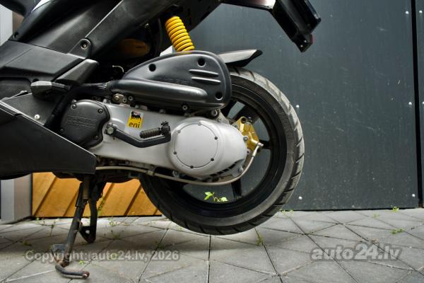 Black Aprilia SR 50R 2015 in Tallinn, with an engine capacity of 50.00 L and mileage of 15 thousand km for 2990 €, photo 10 on AUTOMOTO.COM.LV
