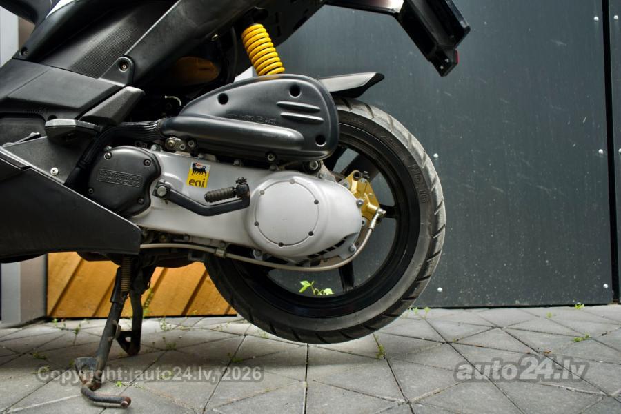 Черный Априлия SR 50R 2015 в Таллин, объемом двигателя 50.00 л и пробегом 15 тыс. км за 2990 €, фото 11 на AUTOMOTO.COM.LV