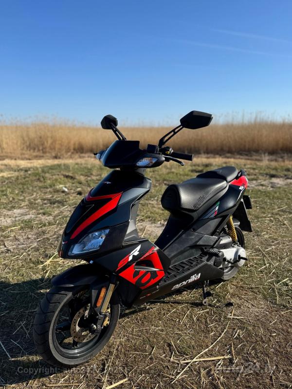 Black Aprilia SR 50R 2018 in Parnu, with an engine capacity of 49.00 L and mileage of 19 thousand km for 1800 €, photo 1 on AUTOMOTO.COM.LV