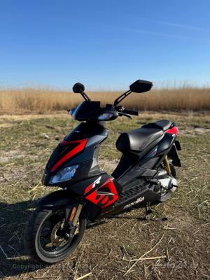 Melns Aprilia SR 50R 2018 Pērnava, ar dzinēja tilpumu 49.00 L un nobraukumu 19 tūkst. km par 1800 €, foto 1 vietnē AUTOMOTO.COM.LV