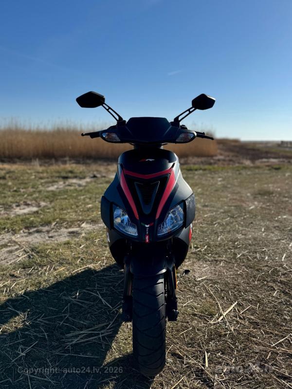 Black Aprilia SR 50R 2018 in Parnu, with an engine capacity of 49.00 L and mileage of 19 thousand km for 1800 €, photo 2 on AUTOMOTO.COM.LV