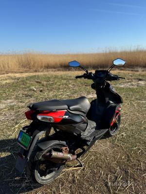 Melns Aprilia SR 50R 2018 Pērnava, ar dzinēja tilpumu 49.00 L un nobraukumu 19 tūkst. km par 1800 €, foto 4 vietnē AUTOMOTO.COM.LV