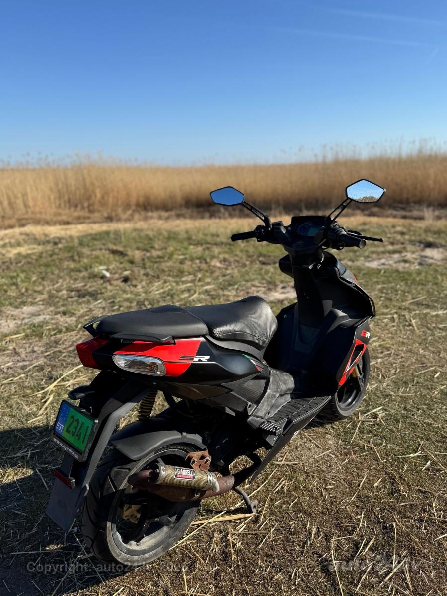 Melns Aprilia SR 50R 2018 Pērnava, ar dzinēja tilpumu 49.00 L un nobraukumu 19 tūkst. km par 1800 €, foto 4 vietnē AUTOMOTO.COM.LV