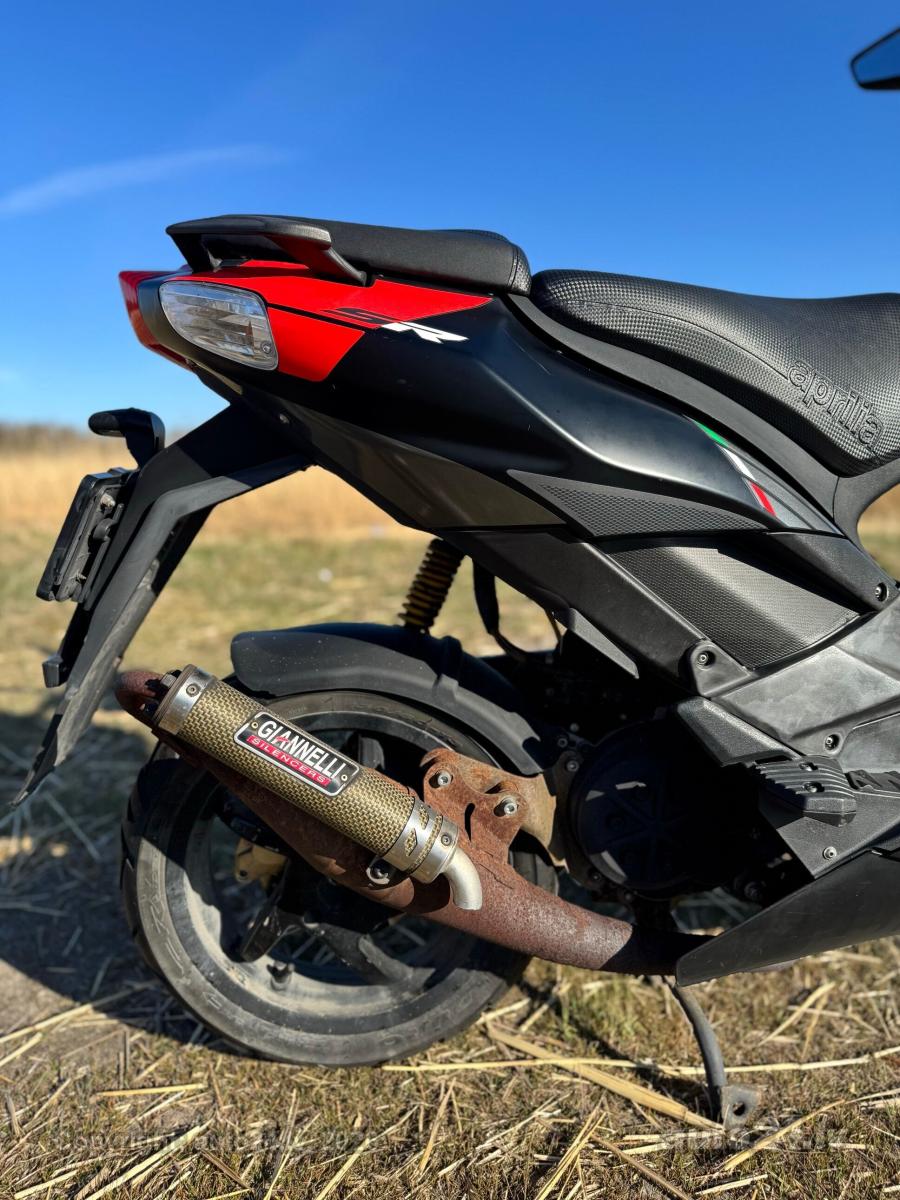 Melns Aprilia SR 50R 2018 Pērnava, ar dzinēja tilpumu 49.00 L un nobraukumu 19 tūkst. km par 1800 €, foto 7 vietnē AUTOMOTO.COM.LV