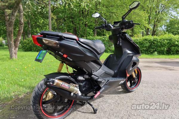 Черный Априлия SR 50R 2020 в Таллин, объемом двигателя 49.00 л и пробегом 8 тыс. км за 2600 €, фото 5 на AUTOMOTO.COM.LV
