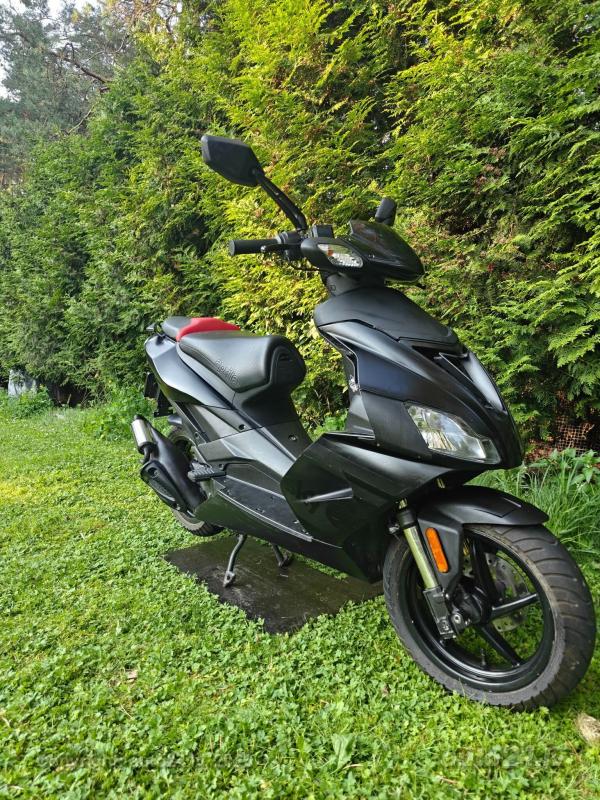 Черный Априлия SR 50R 2021 в Таллин, объемом двигателя 49.00 л и пробегом 12 тыс. км за 1390 €, фото 1 на AUTOMOTO.COM.LV
