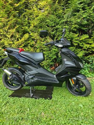 Melns Aprilia SR 50R 2021 Tallina, ar dzinēja tilpumu 49.00 L un nobraukumu 12 tūkst. km par 1390 €, foto 3 vietnē AUTOMOTO.COM.LV