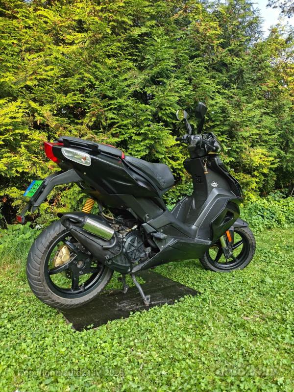 Черный Априлия SR 50R 2021 в Таллин, объемом двигателя 49.00 л и пробегом 12 тыс. км за 1390 €, фото 3 на AUTOMOTO.COM.LV