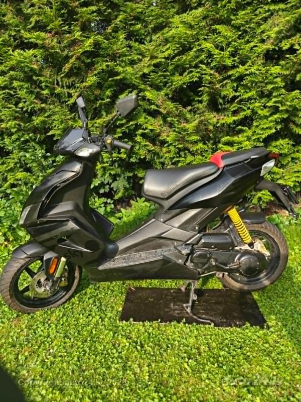 Черный Априлия SR 50R 2021 в Таллин, объемом двигателя 49.00 л и пробегом 12 тыс. км за 1390 €, фото 4 на AUTOMOTO.COM.LV