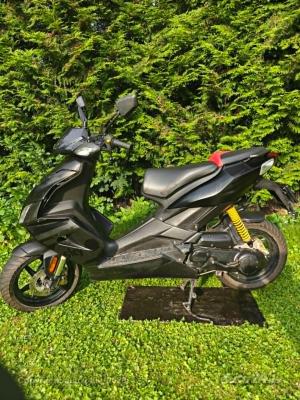 Melns Aprilia SR 50R 2021 Tallina, ar dzinēja tilpumu 49.00 L un nobraukumu 12 tūkst. km par 1390 €, foto 5 vietnē AUTOMOTO.COM.LV