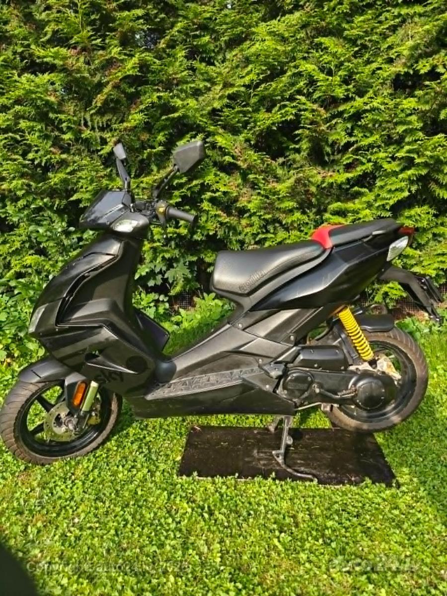 Melns Aprilia SR 50R 2021 Tallina, ar dzinēja tilpumu 49.00 L un nobraukumu 12 tūkst. km par 1390 €, foto 5 vietnē AUTOMOTO.COM.LV