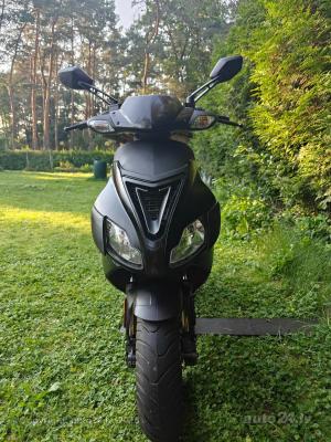 Melns Aprilia SR 50R 2021 Tallina, ar dzinēja tilpumu 49.00 L un nobraukumu 12 tūkst. km par 1390 €, foto 6 vietnē AUTOMOTO.COM.LV