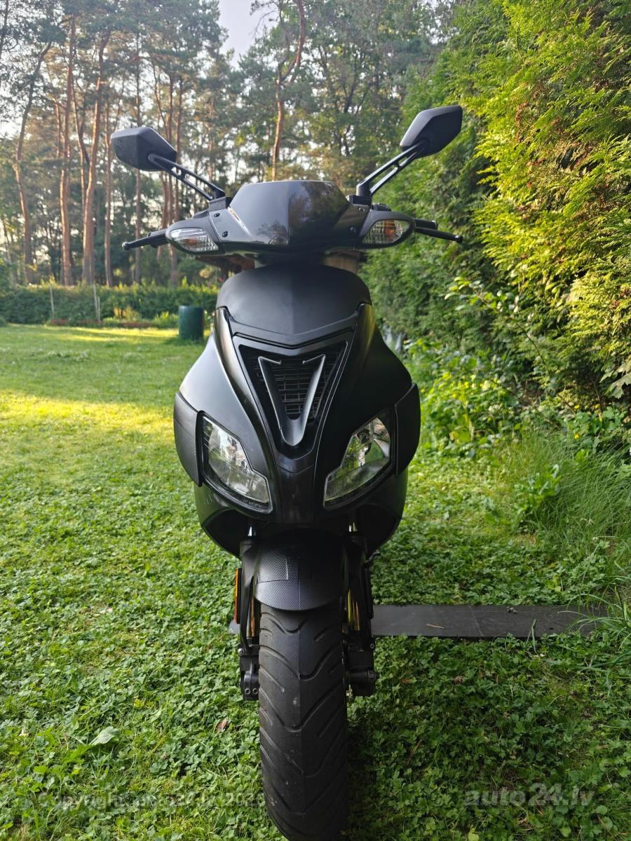 Melns Aprilia SR 50R 2021 Tallina, ar dzinēja tilpumu 49.00 L un nobraukumu 12 tūkst. km par 1390 €, foto 6 vietnē AUTOMOTO.COM.LV