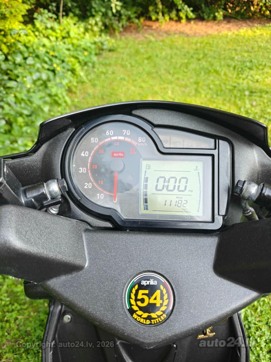 Melns Aprilia SR 50R 2021 Tallina, ar dzinēja tilpumu 49.00 L un nobraukumu 12 tūkst. km par 1390 €, foto 7 vietnē AUTOMOTO.COM.LV