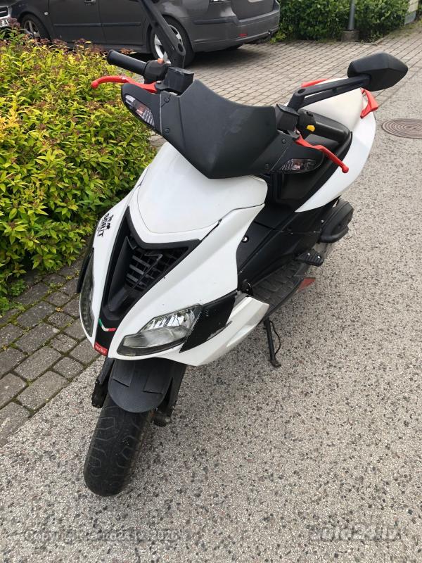 Grey Aprilia SR 50R 2007 in Tallinn, with an engine capacity of 49.00 L and mileage of 19 thousand km for 950 €, photo 1 on AUTOMOTO.COM.LV