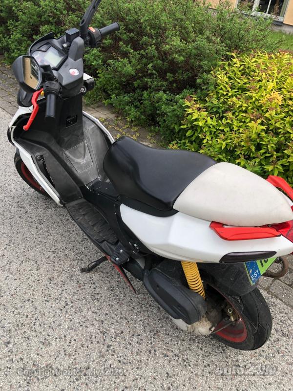Grey Aprilia SR 50R 2007 in Tallinn, with an engine capacity of 49.00 L and mileage of 19 thousand km for 950 €, photo 3 on AUTOMOTO.COM.LV