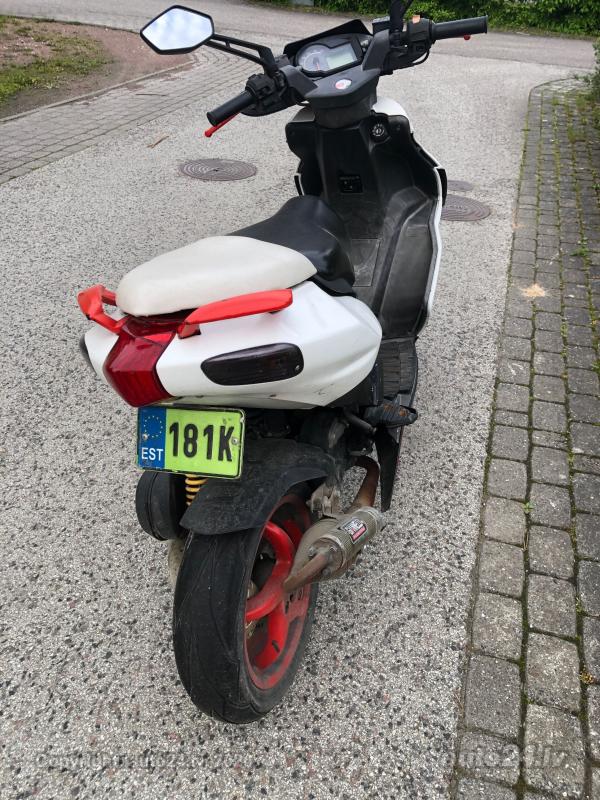 Grey Aprilia SR 50R 2007 in Tallinn, with an engine capacity of 49.00 L and mileage of 19 thousand km for 950 €, photo 4 on AUTOMOTO.COM.LV