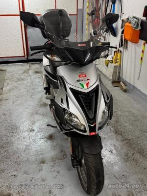 Grey Aprilia SR 50R 2013 in Tallinn, with an engine capacity of 49.00 L and mileage of 11 thousand km for 2200 €, photo 3 on AUTOMOTO.COM.LV