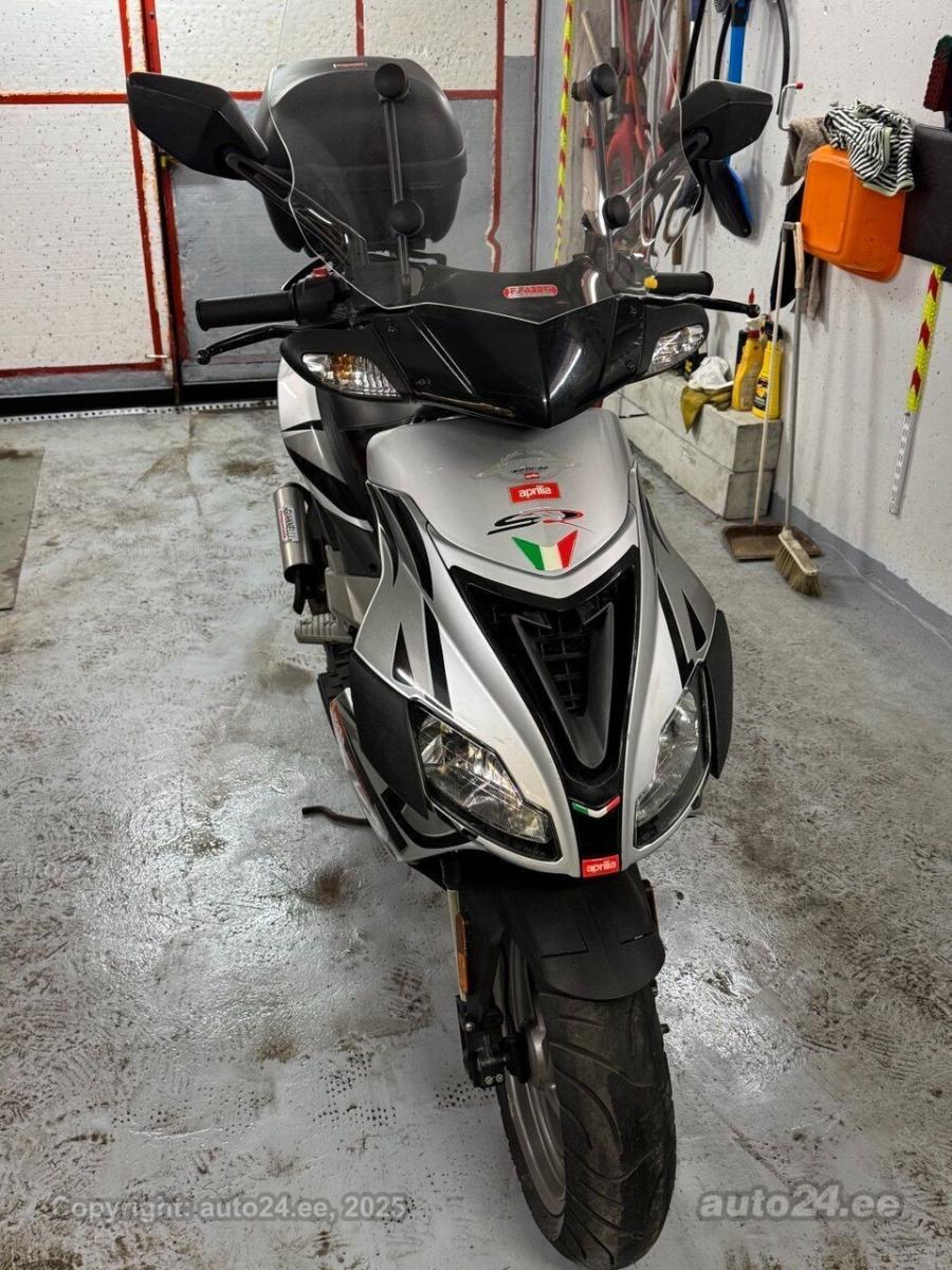 Grey Aprilia SR 50R 2013 in Tallinn, with an engine capacity of 49.00 L and mileage of 11 thousand km for 2200 €, photo 3 on AUTOMOTO.COM.LV