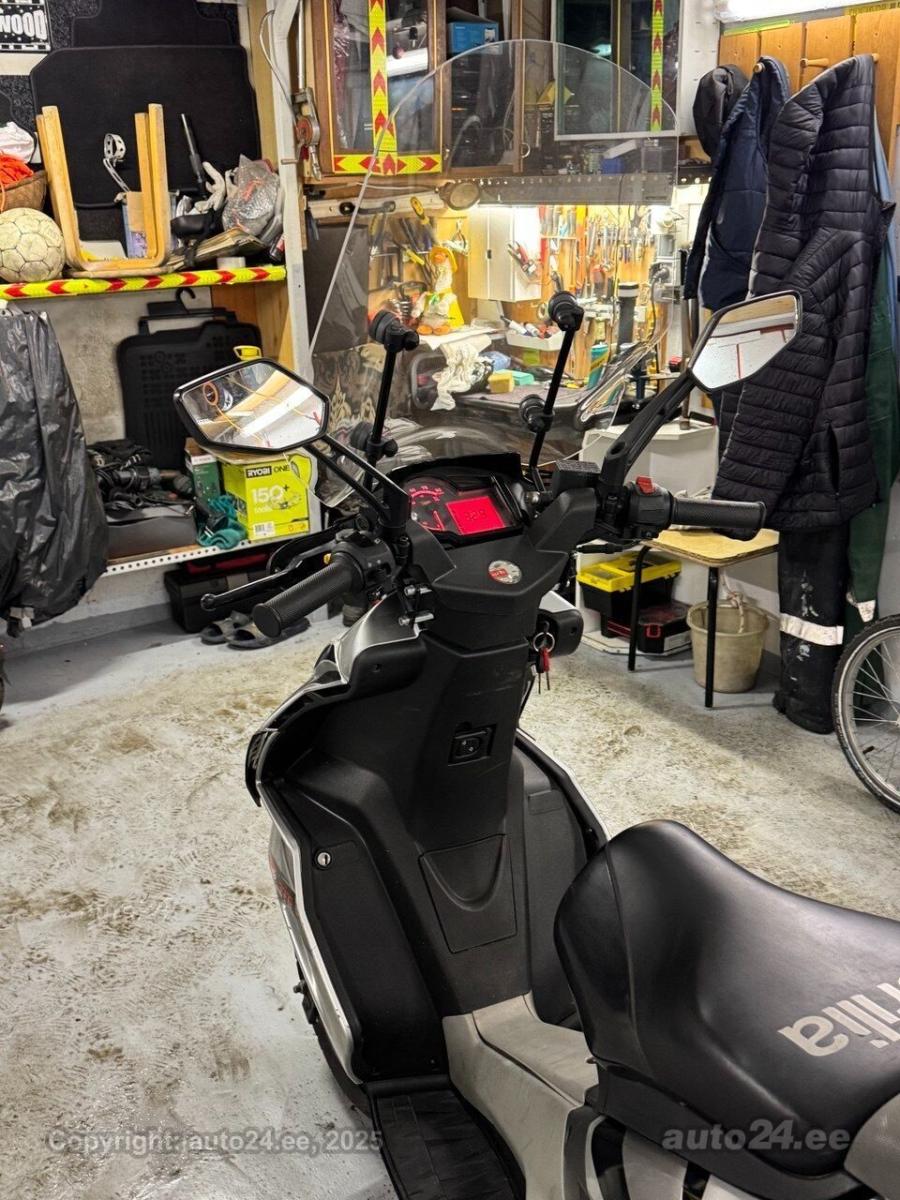 Grey Aprilia SR 50R 2013 in Tallinn, with an engine capacity of 49.00 L and mileage of 11 thousand km for 2200 €, photo 6 on AUTOMOTO.COM.LV