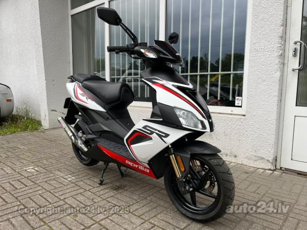 White Aprilia SR 50R 2017 in Tallinn, with an engine capacity of 49.00 L and mileage of 463 thousand km for 2750 €, photo 1 on AUTOMOTO.COM.LV