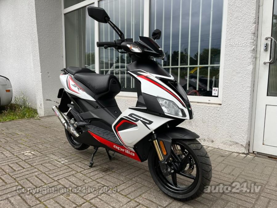 White Aprilia SR 50R 2017 in Tallinn, with an engine capacity of 49.00 L and mileage of 463 thousand km for 2750 €, photo 1 on AUTOMOTO.COM.LV